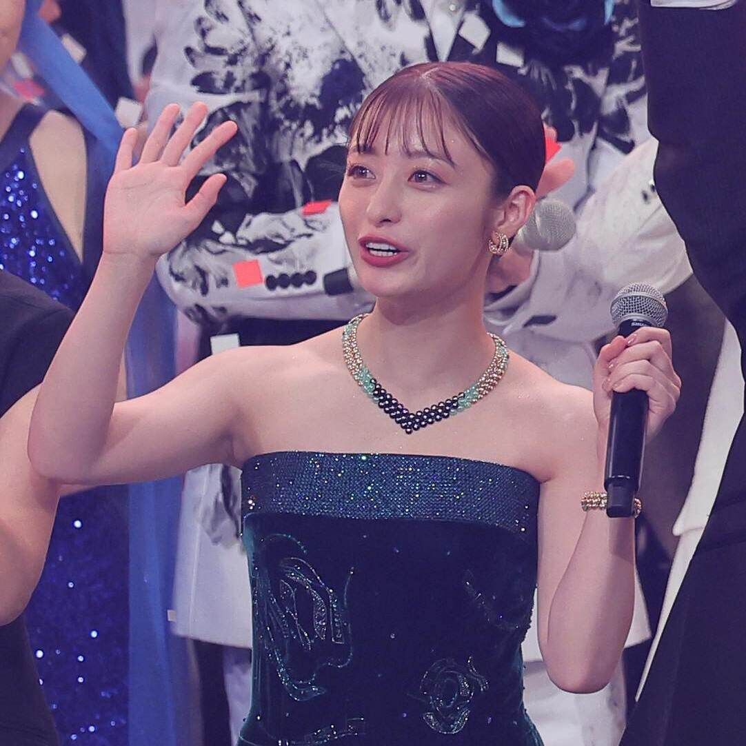 橋本環奈、紅白歌合戦で300万円超えドレス＆1300万円超えネックレスで輝き放つ！
