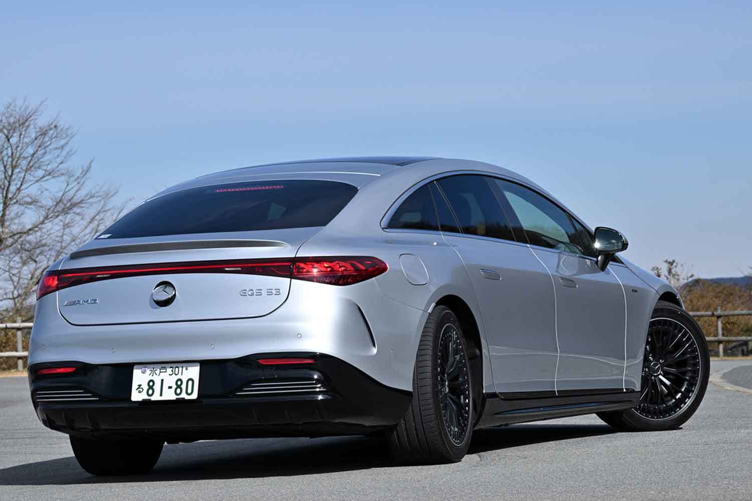 4WS（四輪操舵）技術の進化：運転体験を革新する未来の自動車技術