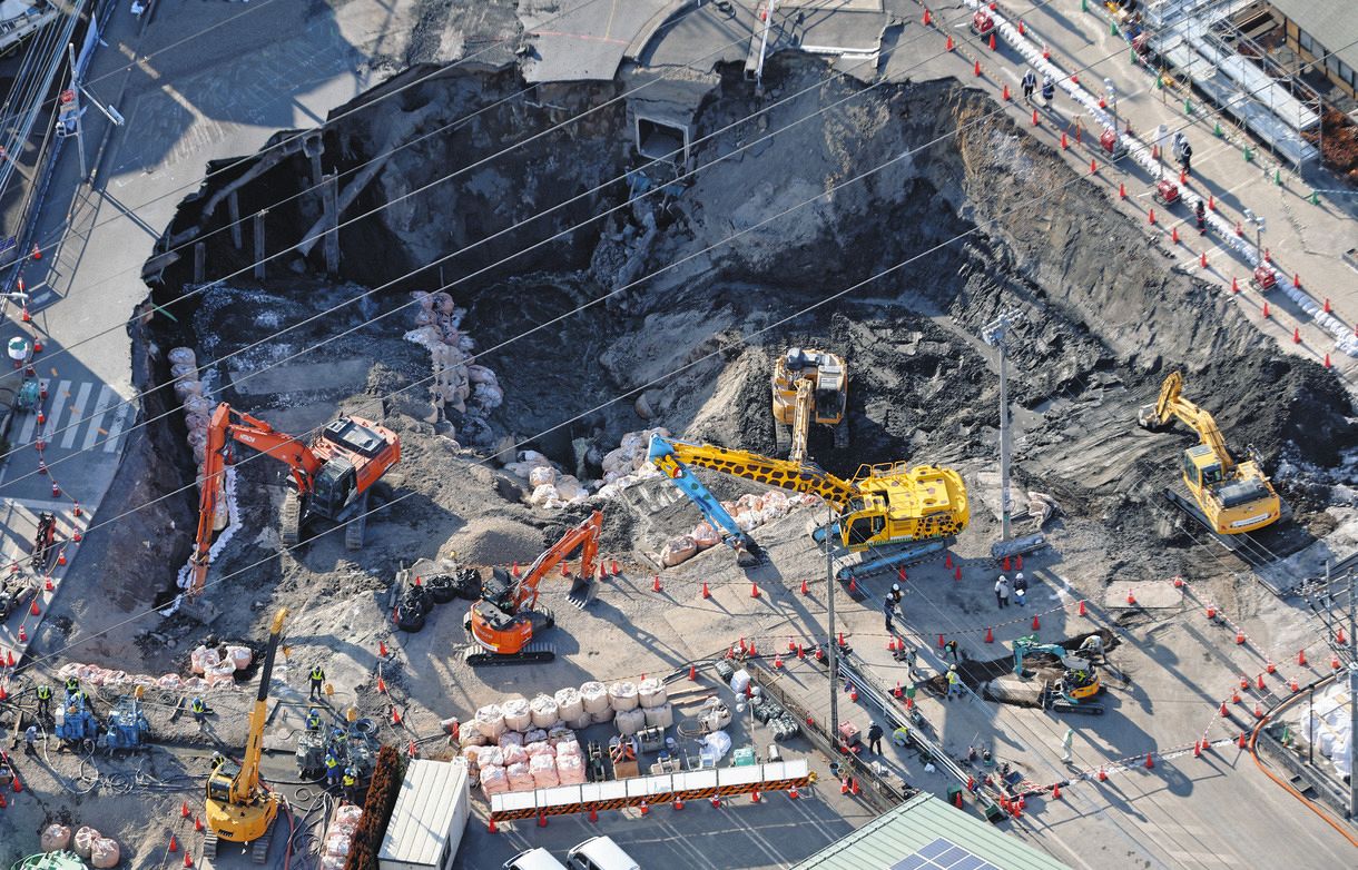 埼玉県八潮市の道路陥没事故：2週間経過も運転手未だ発見されず、復旧作業と安全対策への声高まる