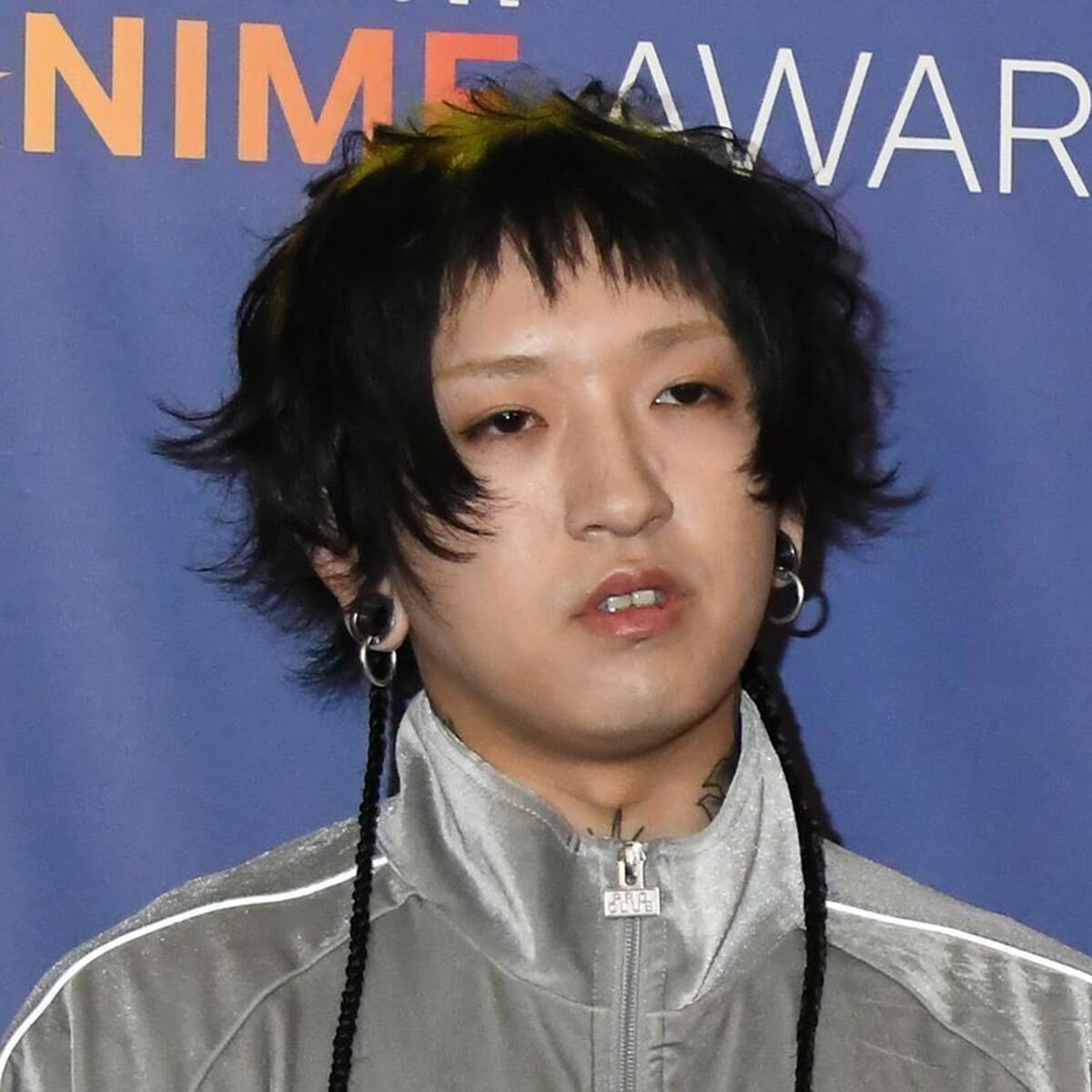 YOASOBI Ayase、新たなタトゥーを披露！世界を舞台に進化し続けるアーティストの真意とは？