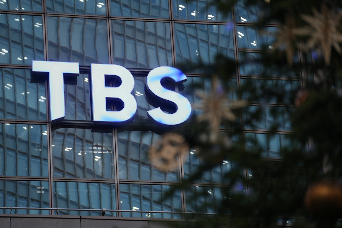 「桑田佳祐さんのモノマネ企画をやる場合は丁寧な確認を」 「水ダウ」でアミューズを怒らせたTBSの“異様な対応” 「かつてのジャニーズの特別扱いとまさに同じ」